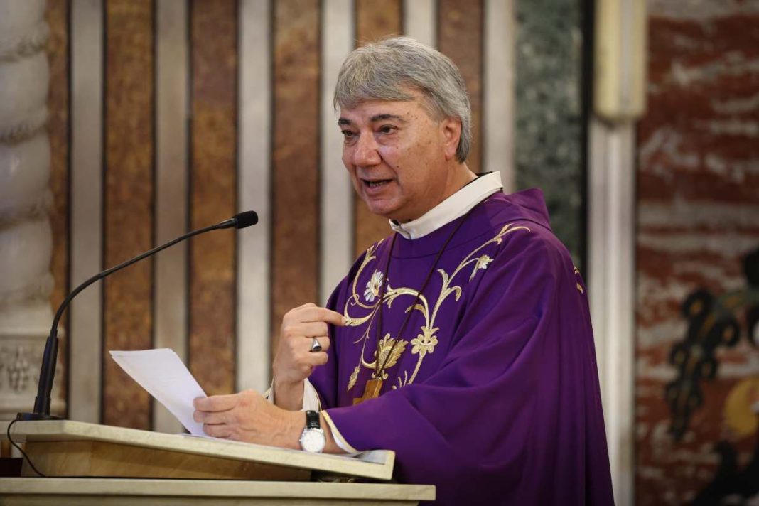 Don Mimmo Battaglia, la straordinaria storia del "prete di strada": dal ...