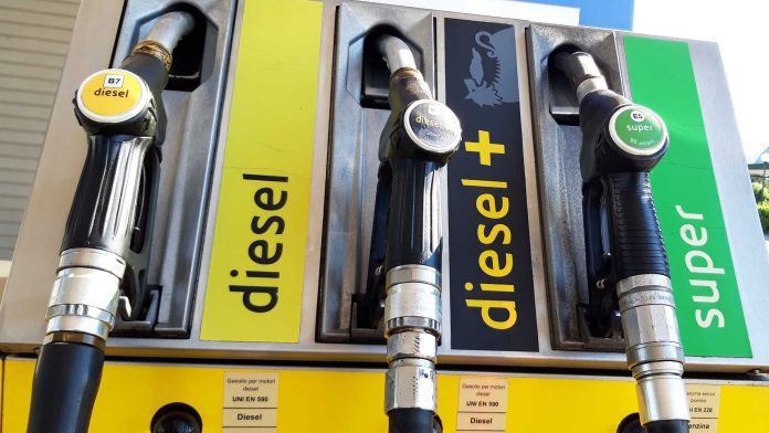 Iter immediato, decreto carburanti già in Gazzetta: taglio accise ...