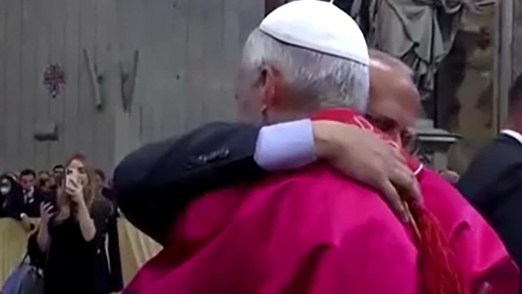 Papa Leone XIV "rompe" il protocollo: il commovente abbraccio con il ...