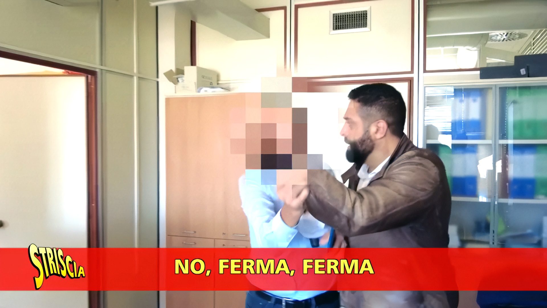 Inchiesta su bar abusivo finisce a spintoni e microfoni rotti: "Striscia la Notizia" aggredita a ...