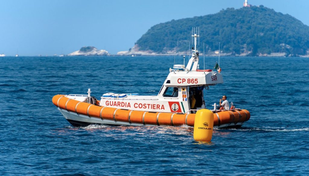Migranti, tratte in salvo 73 persone a Crotone: salvataggio in mare ...