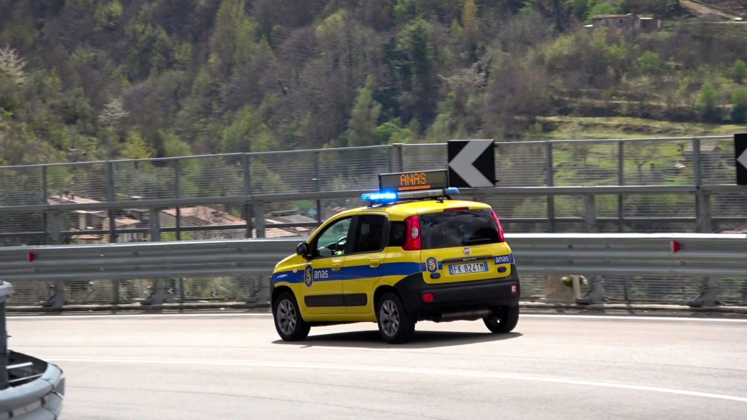 Pericolo rami in carreggiata, chiusa temporaneamente la nuova strada ...