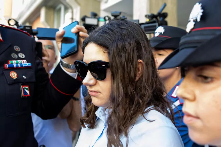 Omicidio neonati, la madre non regge e scappa dall'aula alla vista ...