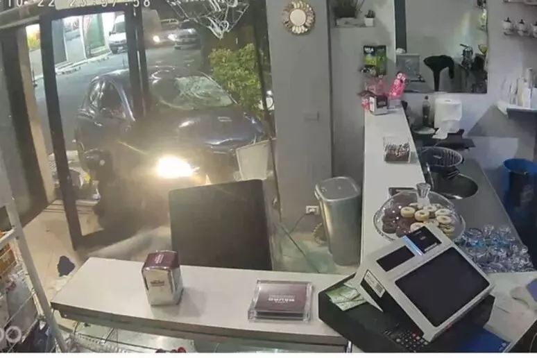 Incidente choc nel centro di Reggio: auto impazzita travolge bar, grave ...