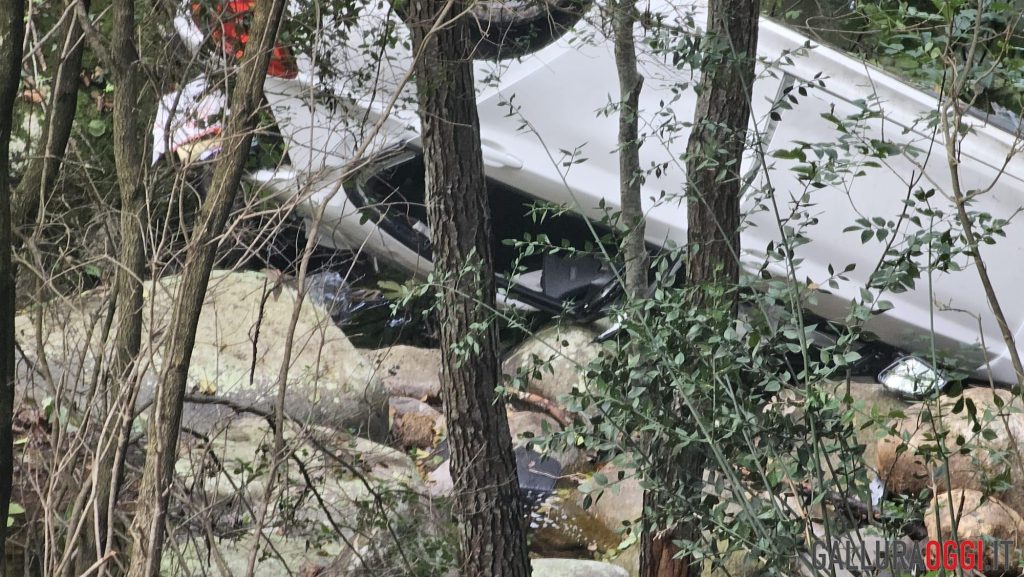 Auto fuori strada precipita da un cavalcavia: morto un 25enne, quattro ragazzi ricoverati in ...