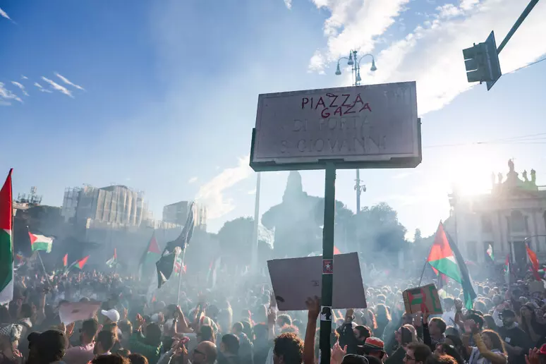 Scontri al corteo per la Palestina a Roma: idranti e cariche della ...