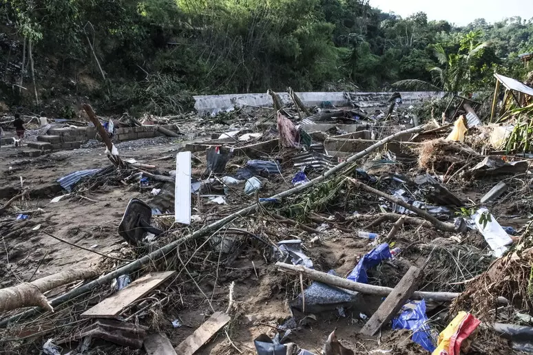 Alluvione senza precedenti, il tifone "Kalmaegi" trovolge tutto: 140 ...