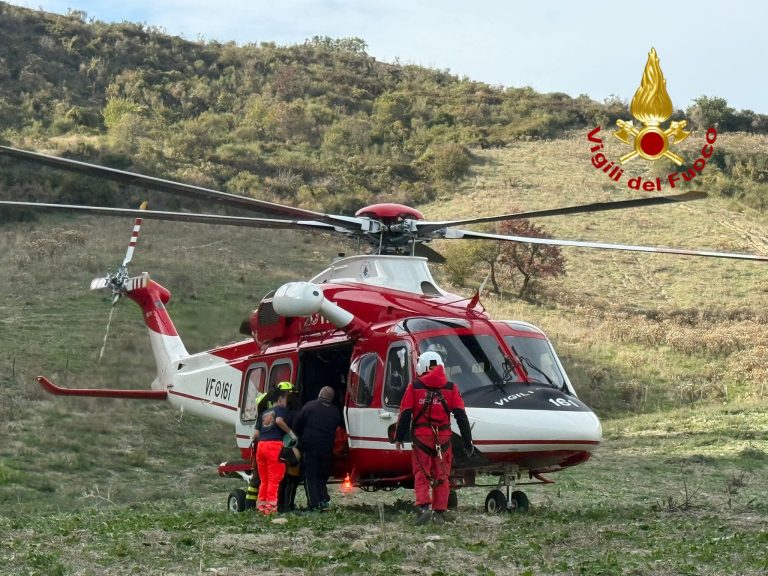 Trattore precipita in burrone nel Crotonese: due morti e un ferito ...