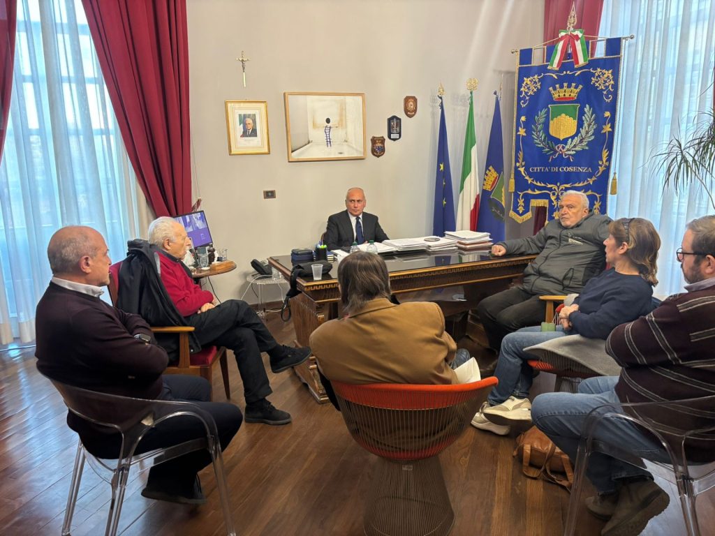 Cosenza dice no allo "scippo" dell'ospedale hub: Caruso guida la battaglia