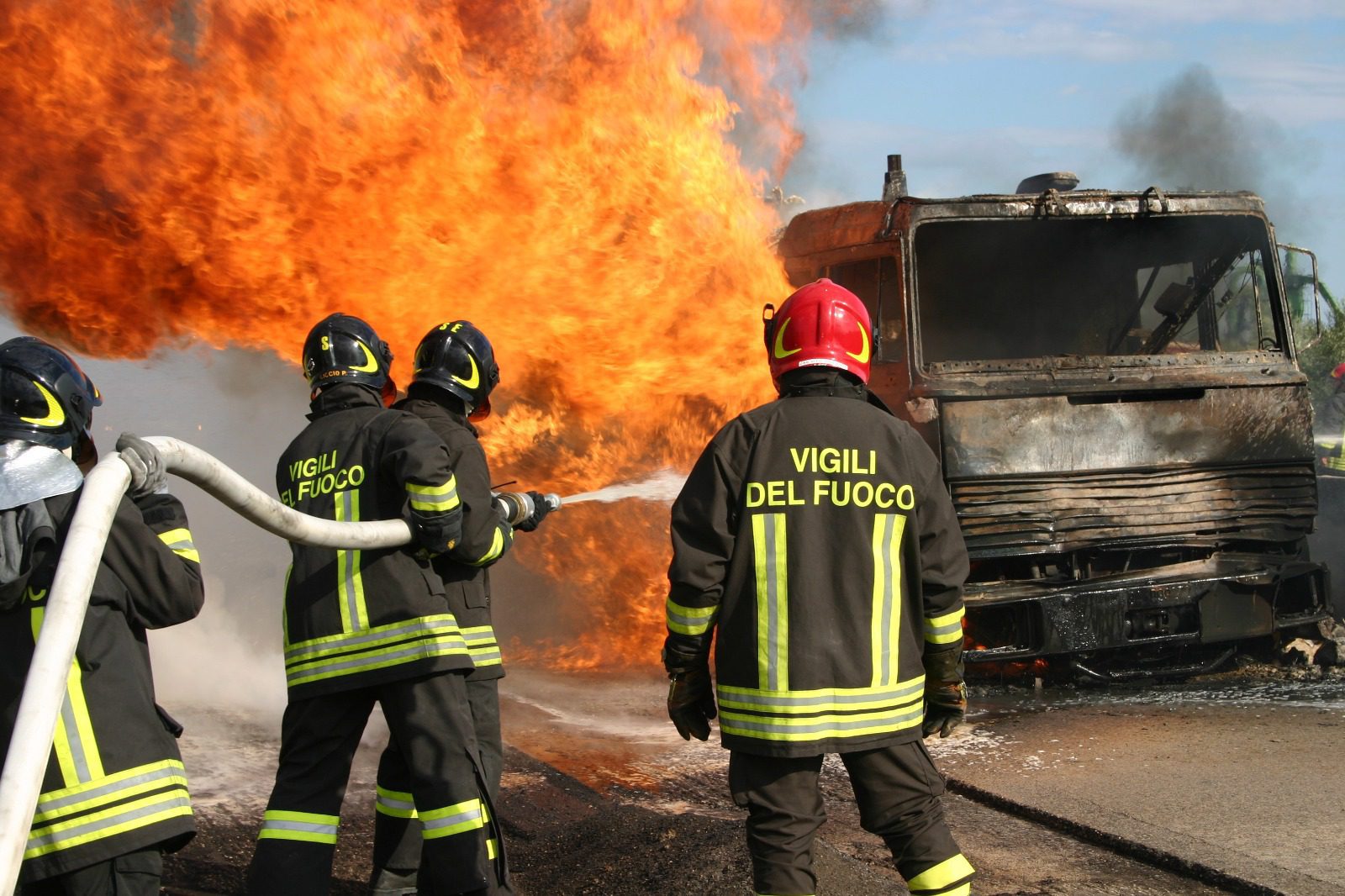 Mezzo pesante in fiamme tra Gerocarne e Mileto: chiuso il tratto dell ...