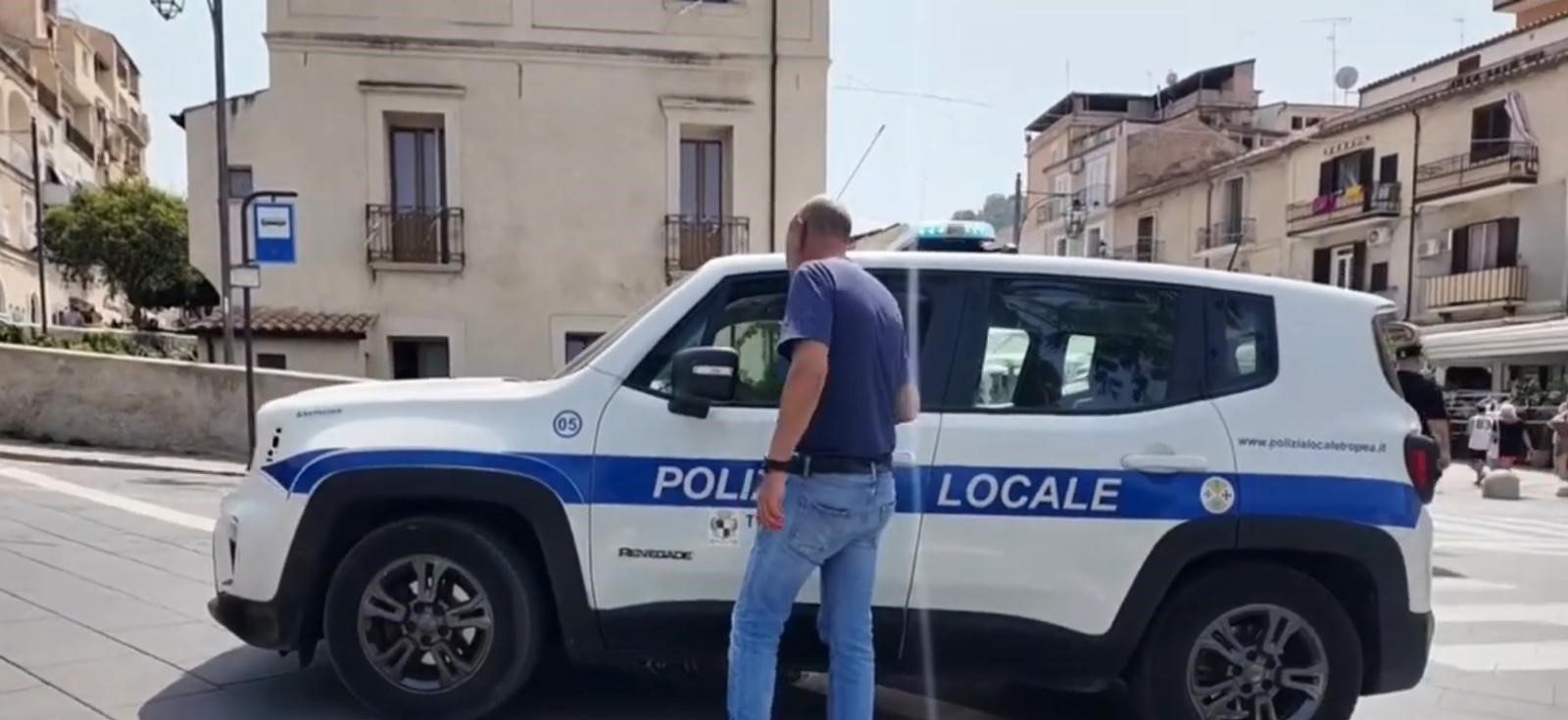 Caos in centro a Tropea: aggredisce un addetto e si scaglia contro gli ...