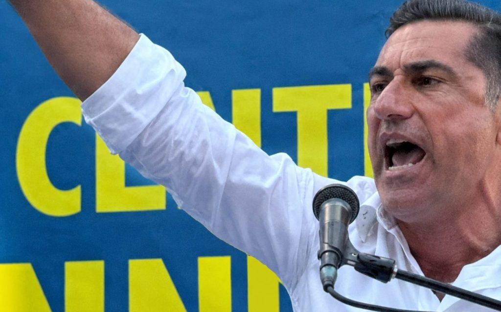 Il deputato calabrese Furgiuele saluta i “camerati”: bufera sul palco ...