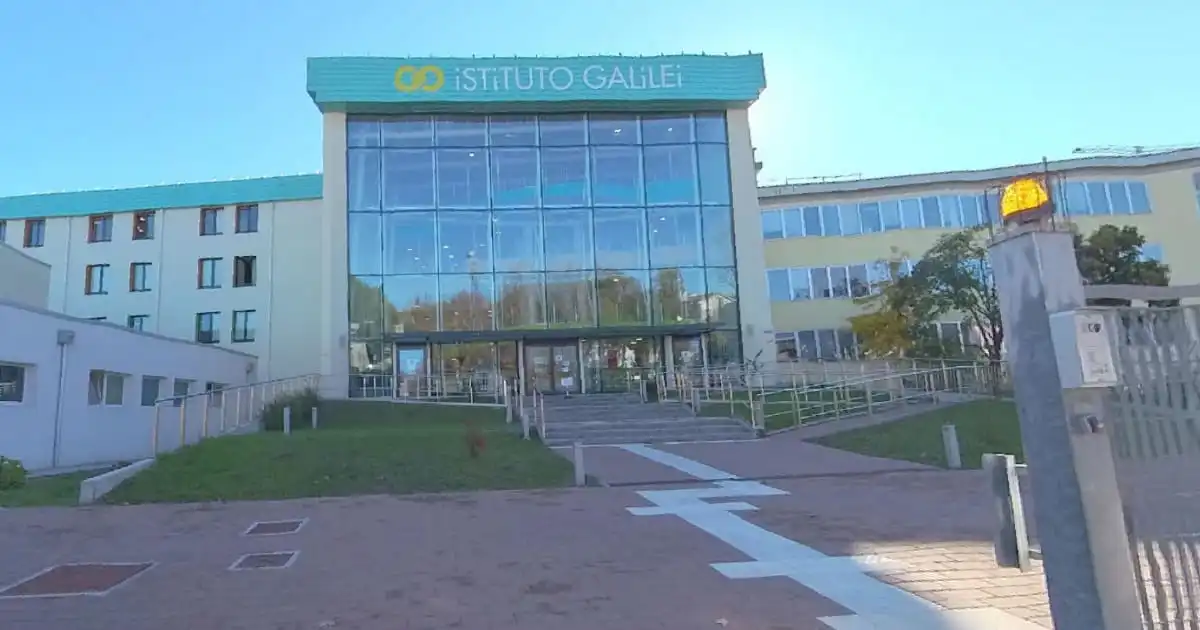 Pistola alla tempia del professore per rubargli le sigarette: shock in ...